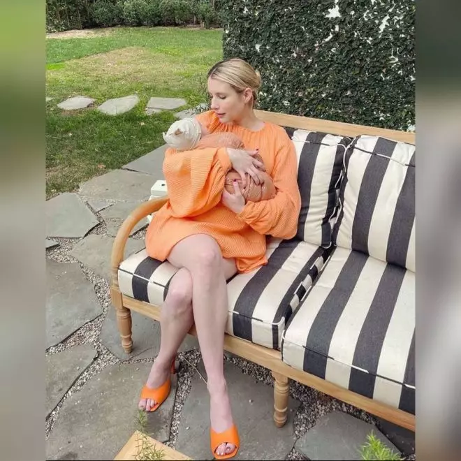 Emma Roberts pela primeira vez abriu o rosto de um filho recém-nascido 1006908_3