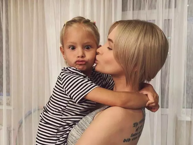 Alena Shishkov showed morning exercises with her daughter 101234_1