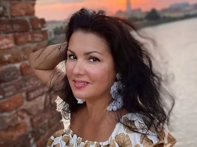 Anna Netrebko delade ett märkesbevis för varm sallad med betor och nötter