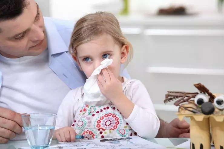 אַלערדזשיק בראָנטשיטיס אין קינדער קען זיין באגלייט דורך אַ ראַני נאָז