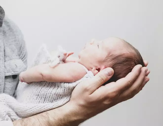 Ortopedianas parodė, kaip išlaikyti kūdikį ant rankų 105356_1