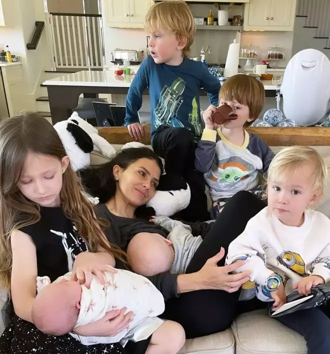 Hilaria Baldwin toonde elk van de 6 kinderen in het Maternity Hospital 1080810_3