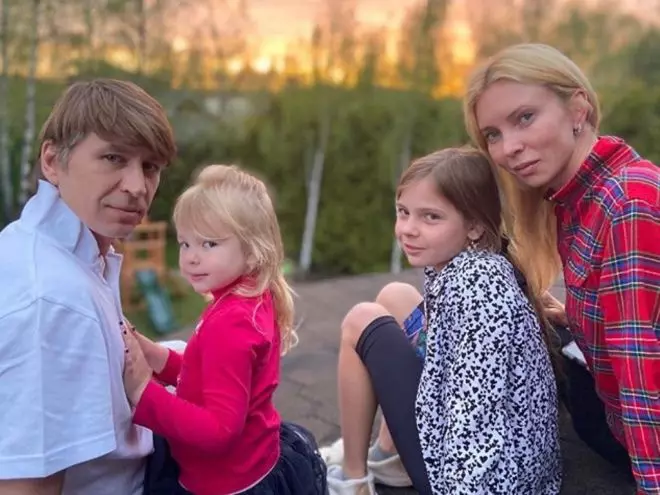 Alexey Yagudin and Tatiana Tutmyanina with daughters