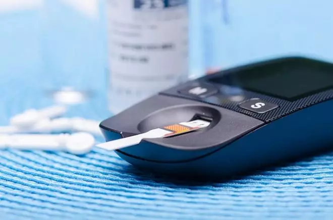 Hyperglycemia: karuwa a cikin glucose jini, yana haifar da ganewar asali, cututtukan fata 10995147_4