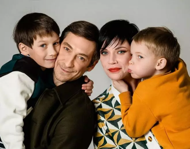 من يشبه؟ أظهر Artem Tkachenko صورة مع زوجته وأبنائه 1113728_2