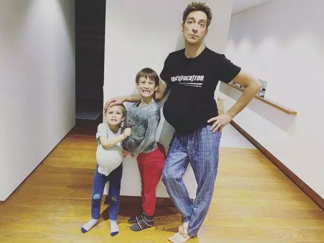 من يشبه؟ أظهر Artem Tkachenko صورة مع زوجته وأبنائه 1113728_4