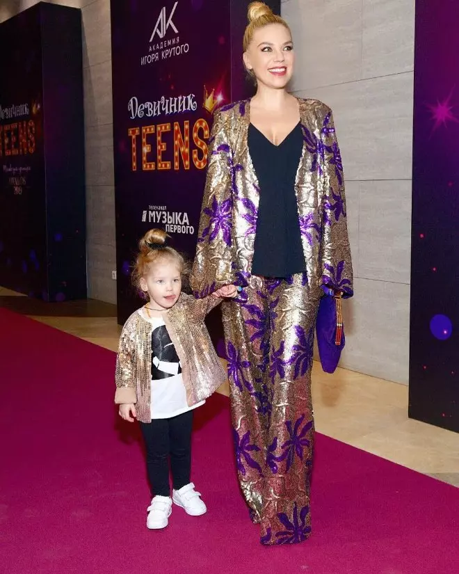 تم نشر Lipa Tetheric مع ابنة عمرها عامين في ملابس ذهبية 112756_2