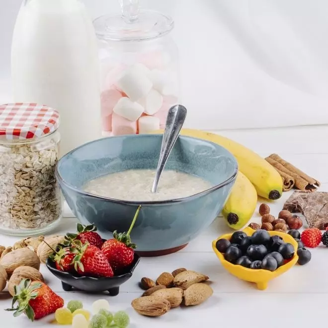 Farina d'avena con frutti di bosco.