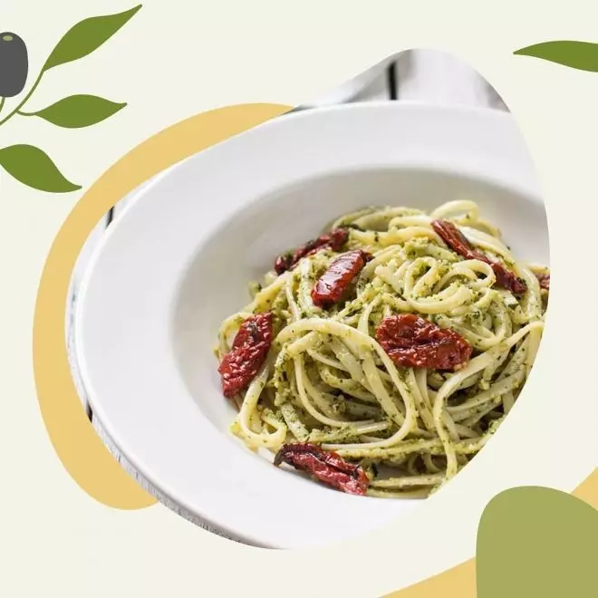 Pasta nga adunay Pesto Sauce ug uga nga kamatis