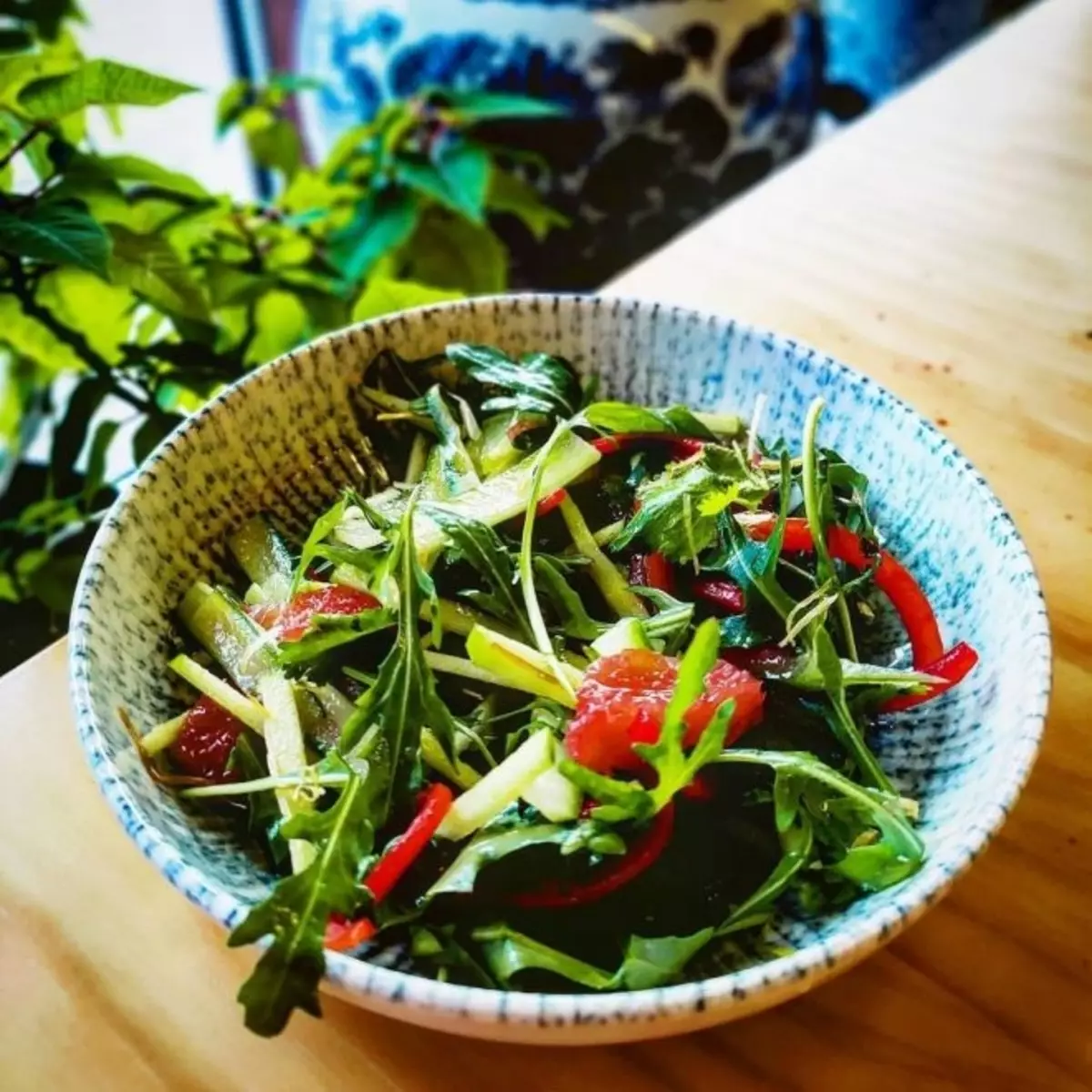 Salate ea tamati e nang le arugula le linate tsa kedar