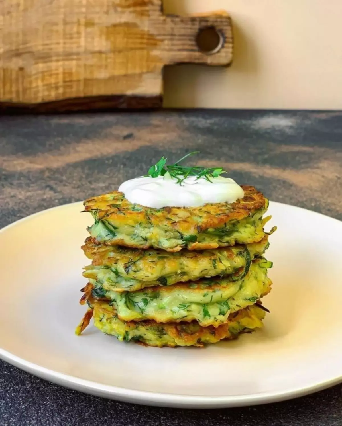 Zucchini Fritters bil-jogurt Grieg