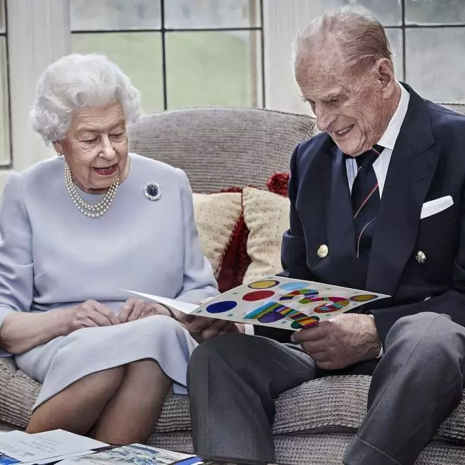 Buckingham Palace gepubliseer unieke portrette Elizabeth II en Prince Philip met groot-grand 1129900_1