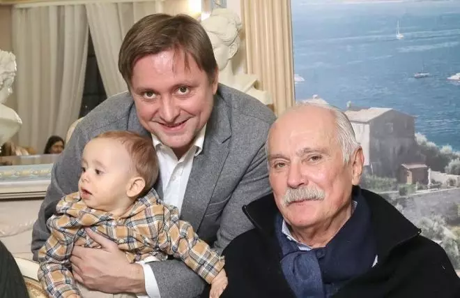 Junior Son Artem Mikhalkov yana sanya matakan farko kusa da 'yar'uwar - bidiyo 1138650_1