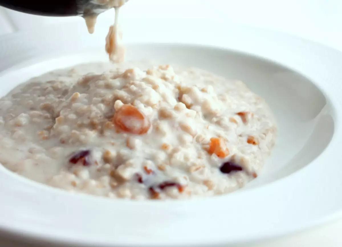 Сүү дээр oatmeal хоол хийх