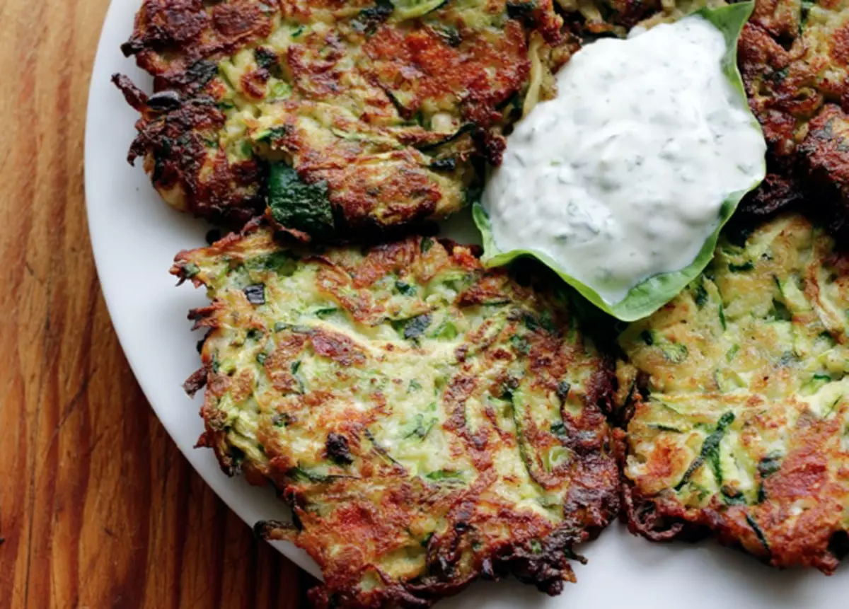 Fritterstécker vu Buckles mat Zwiebelen