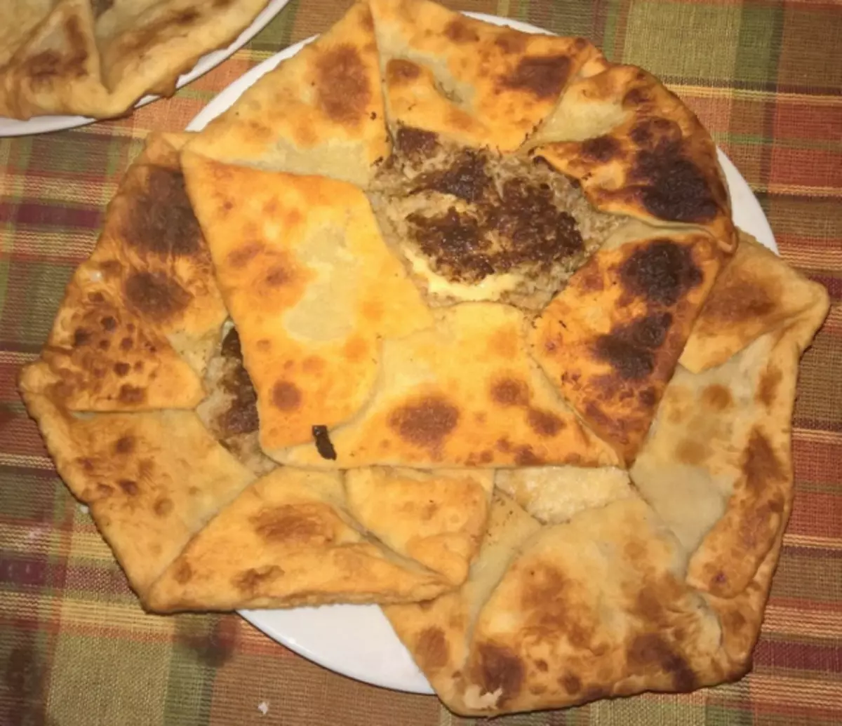 chebureki ຈາກ dough ຮັບຜິດຊອບ