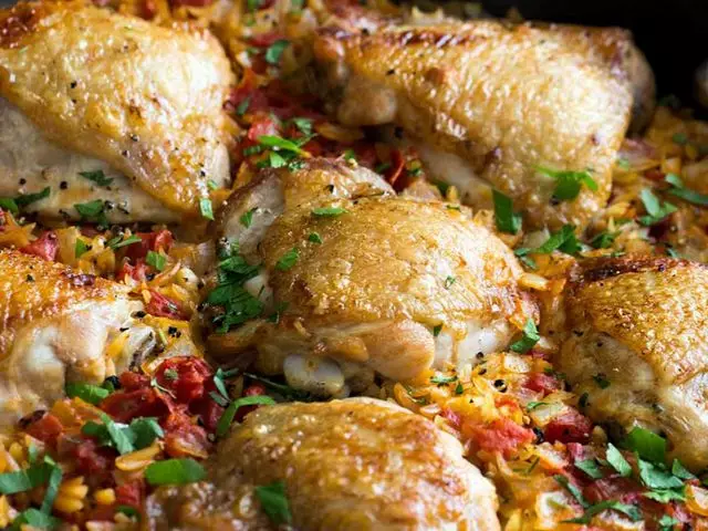 Hvordan lage kylling i en panne
