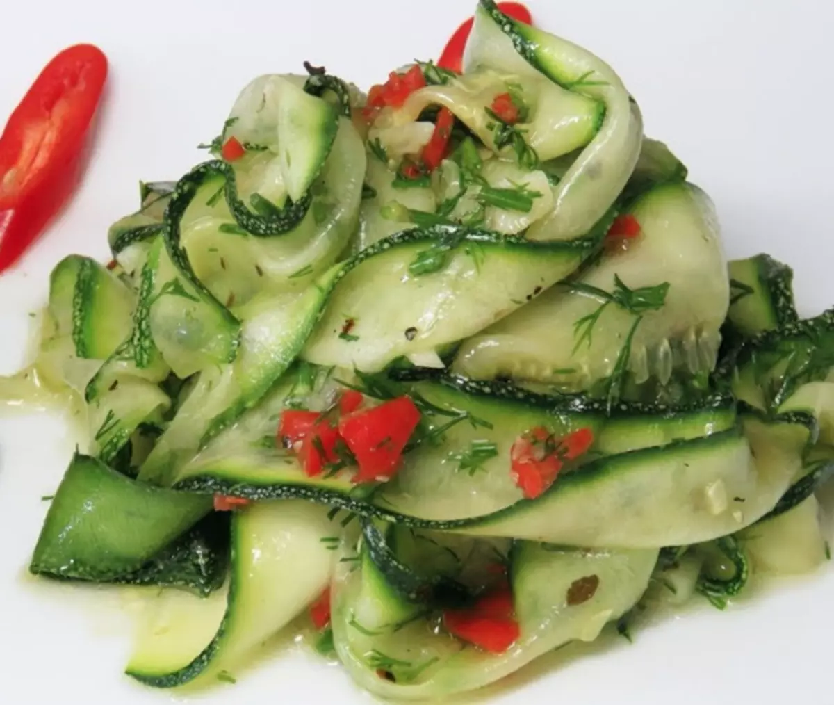 Zucchini tare da kayan lambu marinated a cikin Koriya