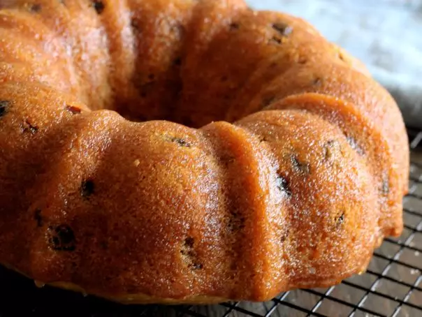 Wie man einen köstlichen kleinen Kuchen auf Kefir kocht