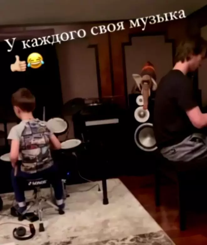 Fillo de 7 anos de idade Albina Janabayeva e Valeria Meladze Brillantly tocando a guitarra - Video 11407742_2