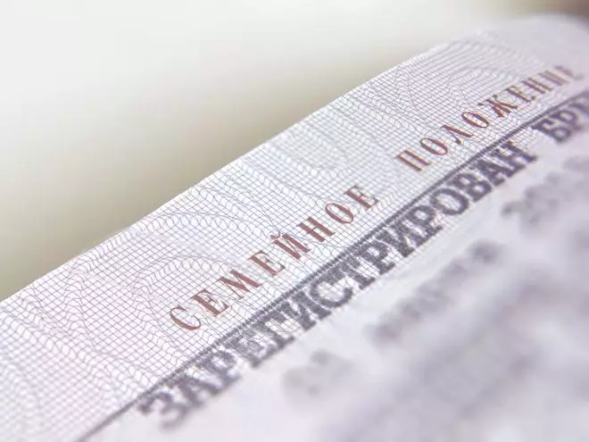 Di Rusia, membatalkan cap wajib di paspor tentang status perkawinan
