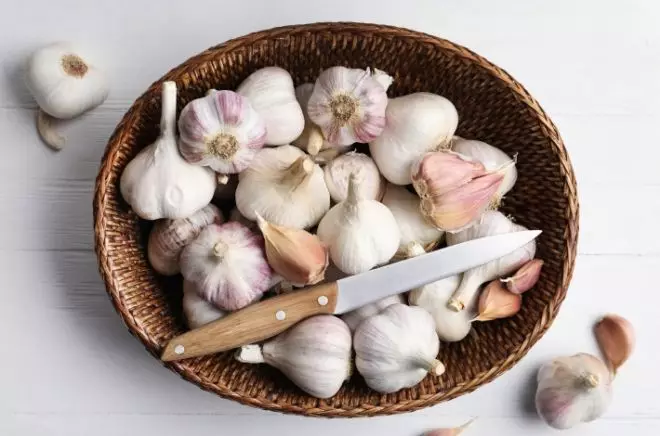 Garlic: feydeyê û zirarê