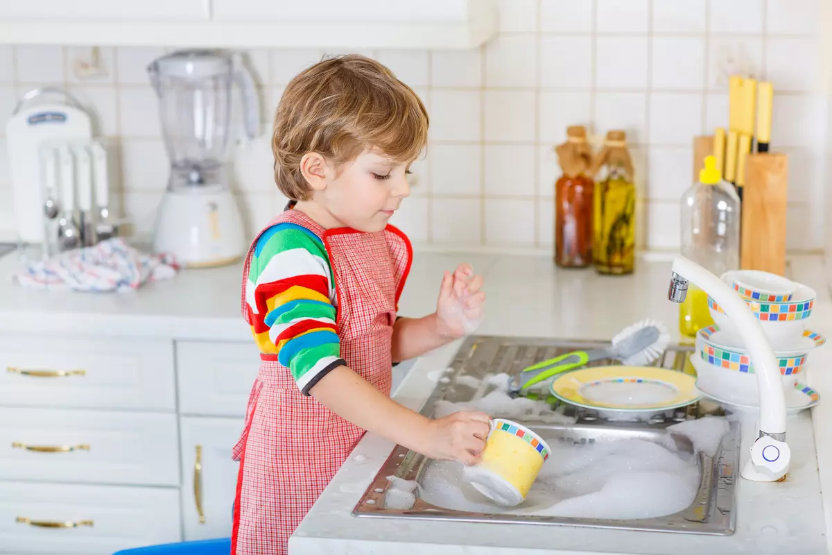 Cosa e come lavare i piatti dei bambini: i pediatri raccomandano!