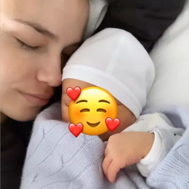 Natasha Poly con hijo recién nacido