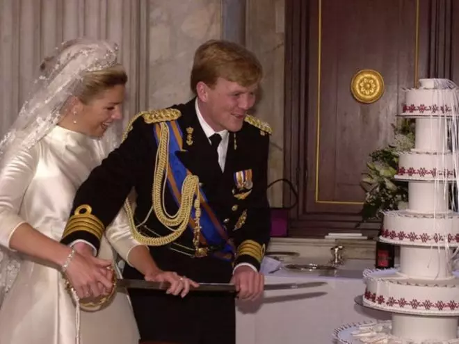 Giputol sa Royal Newlyweds ang cake sa kasal sa usa ka dili kasagaran nga paagi 1180325_4