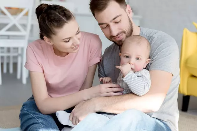 Maman a parlé de ce que le mari jette à leur enfant 118769_1