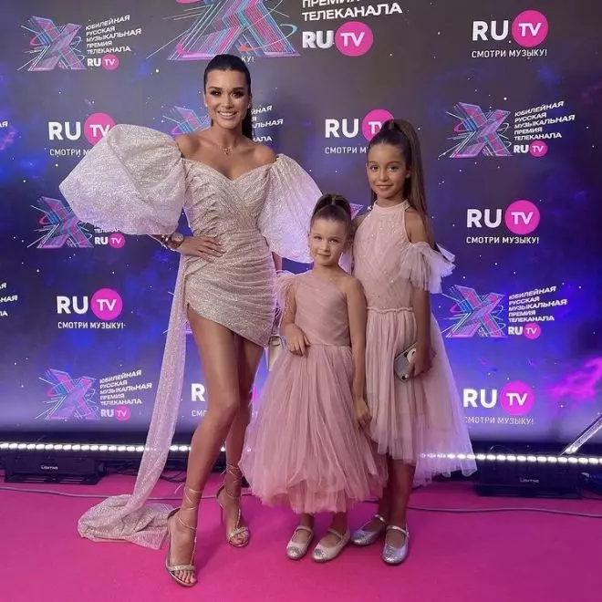 Ksenia Borodin dengan anak perempuan di Styards Dresses pada Anugerah Channel TV RU.tv 1191080_2