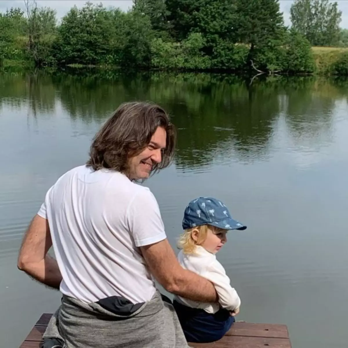 Sergey Bezrukov gick med båda barnen på fiske - Video 1205515_4