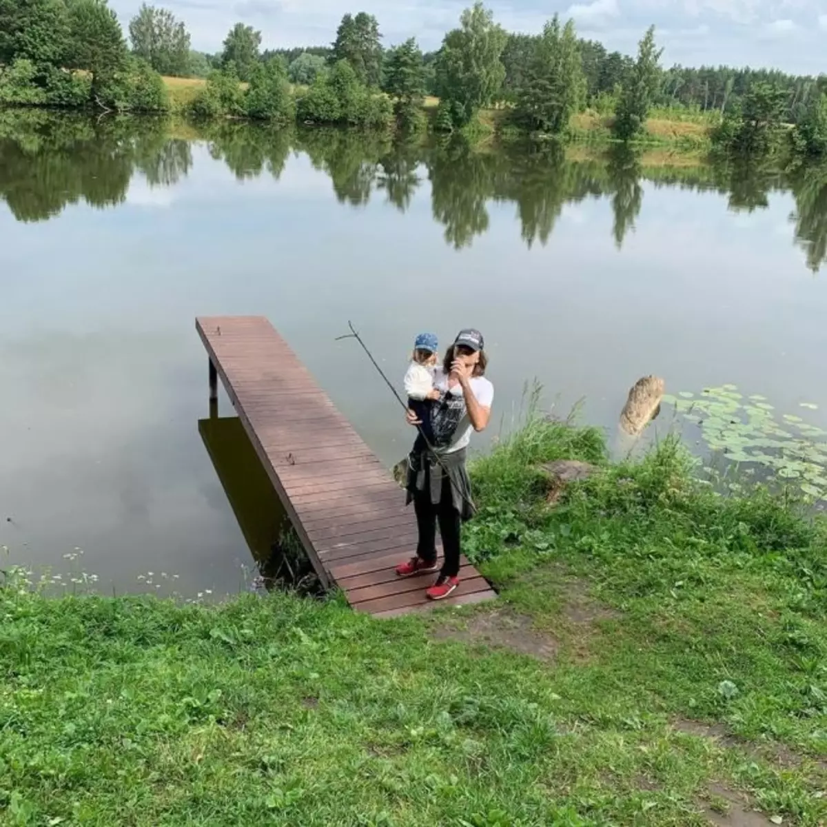 Sergey Bezrukov gick med båda barnen på fiske - Video 1205515_5