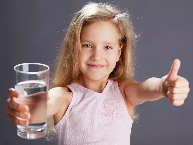 Hur många barn behöver dricka vatten på sommaren - barnläkare rekommendationer 1227778_1