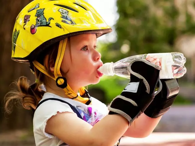 Hur många barn behöver dricka vatten på sommaren - barnläkare rekommendationer 1227778_2