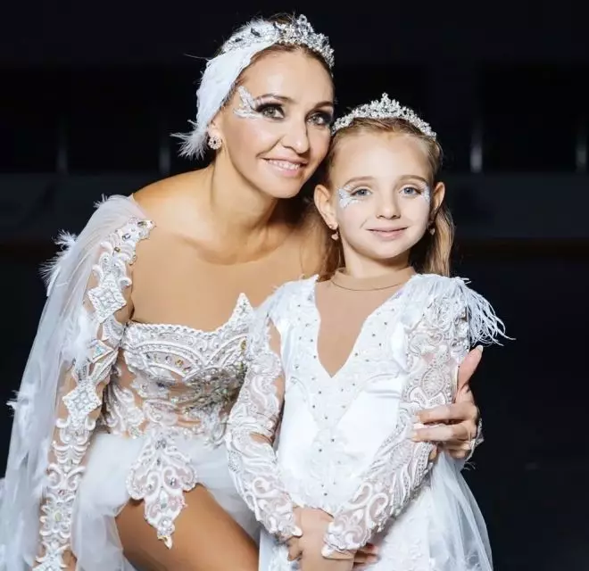 Tatiana Navka mostrouse e filla en forma de dous cisnes 1251144_2
