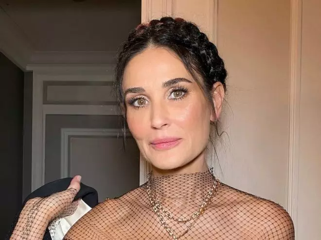 Demi Moore aspektas kiel kreskanta filino de siaj filinoj sur plaĝaj bildoj 1269661_1