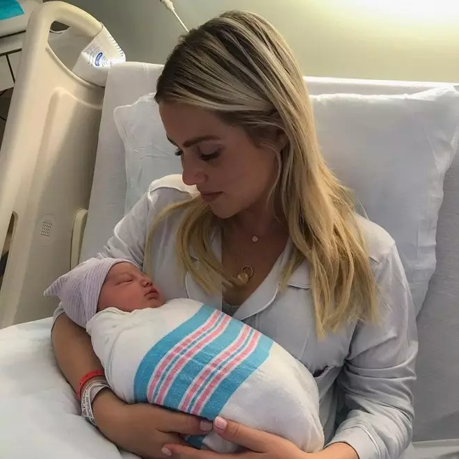 Claire Holt dhisik dadi ibu