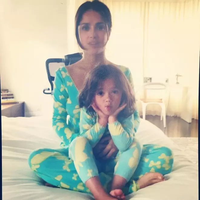 Salma hayek nuduhake foto karo putrine ing pajamas 145829_2