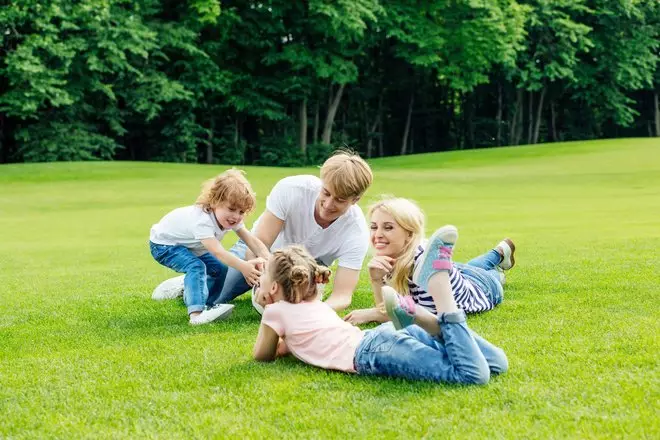 Juegos infantiles en la naturaleza para niños desde el nacimiento y mayor. 145916_1