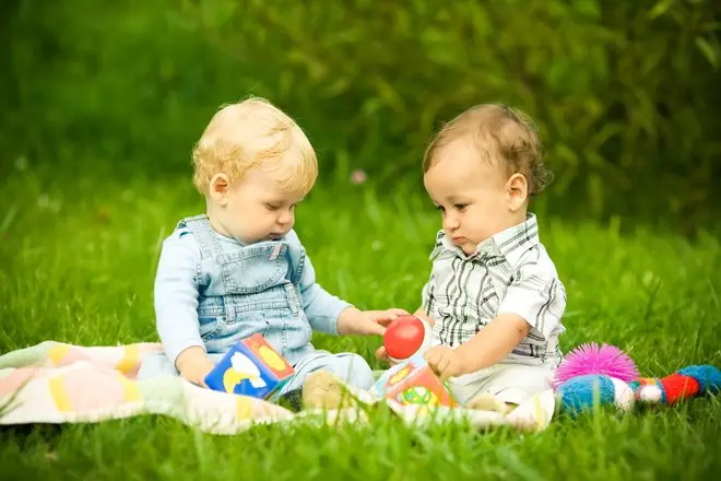 Juegos infantiles en la naturaleza para niños desde el nacimiento y mayor. 145916_2