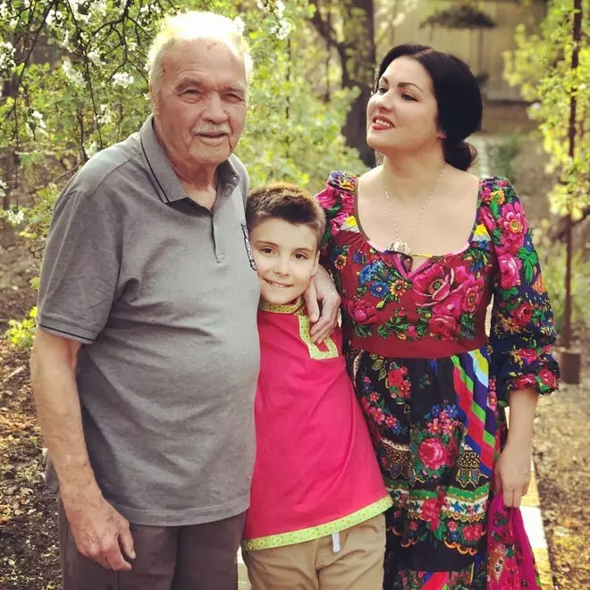 انا Netrebko نے ظاہر کیا کہ اس کے والد پیانو ادا کرتے ہیں اور فوجی گیتوں کو گانا کرتے ہیں 146212_1