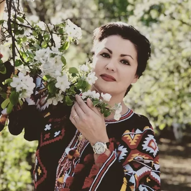 Anna Netrebko osoitti, kuinka hänen isänsä soittaa pianoa ja laulaa sotilaallisia kappaleita 146212_3