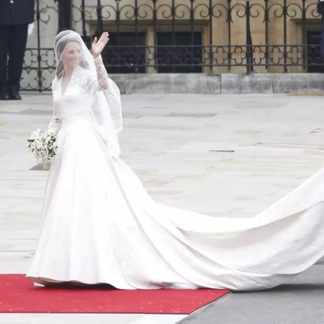 10 Litšoantšo tsa Kate Middleton in White 147450_3