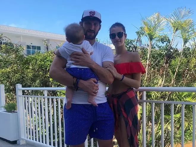 Alexander OvechkinとAnastasia ShubskayaとSon