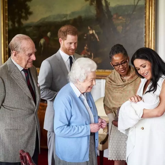 Mwana wachanga wa Prince Harry na Megan Plant na Malkia Elizabeth II, babu-mkuu Philip na Bibi Doria Ragland
