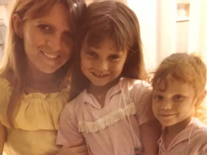 Victoria Beckham va mostrar una foto infantil rara amb mare i germana 154024_2