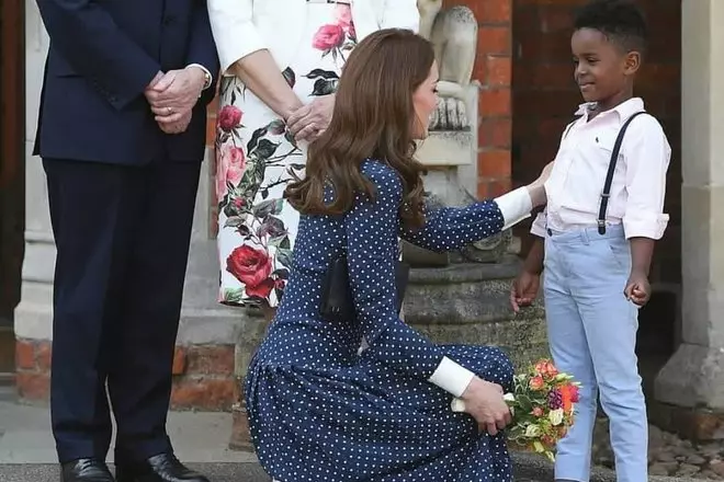 O vento expõe as pernas delgadas de Kate Middleton, e é muito bonita 161796_3