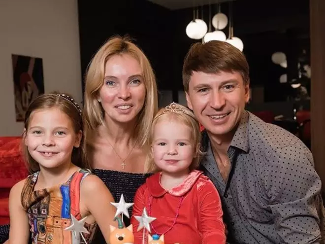 Alexey Yagudin et Tatiana Tutmyanina avec des filles