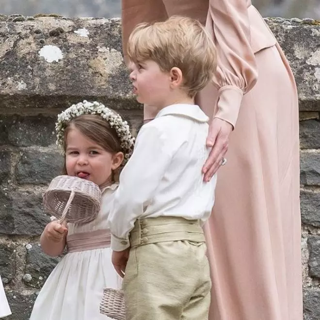 Princess Charlotte yn y briodas Pippi Middleton